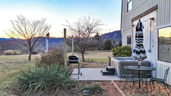 Barn Suite, Mountain Views & Hot Tub, Pets Ok! - Crozet, VA
