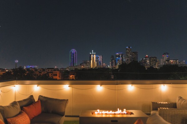 Entire Luxury Townhome W/ Pooltable & Skyline View - Dallas, TX