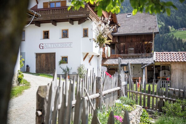 Apartment 'Tanne' With Mountain View, Shared Terrace And Wi-fi - Brixen