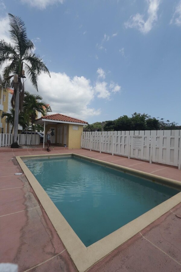 Apt. In Gated Community Near Bob Marley Museum With A Pool - Kingston