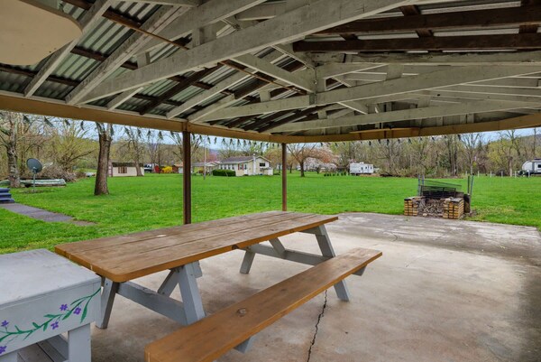 Riverfront Cabin, Wood Stove, Fire Pit & Grill - West Virginia