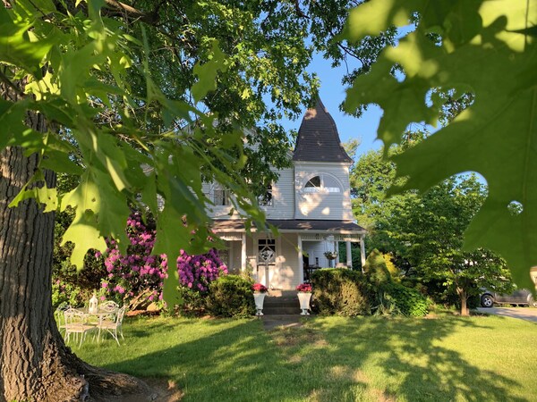 Charming 3-bedroom Apartment On 2nd Floor In Millbrook Ny, Right In The Village - Millbrook, NY