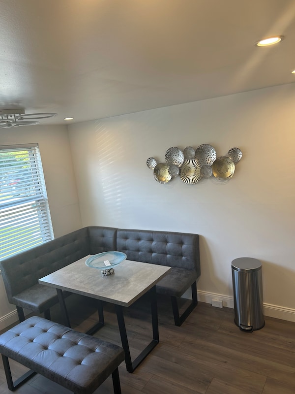 3-bedroom Townhome In Delightful Pittsburgh With Wifi, Ac - Monroeville, PA