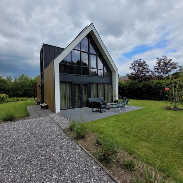 Villa Bosanemoon Is Beautifully Situated On Holiday Park The Kremmer. This Modern Vacation Villa Is Located Within Walking Distance Of 'T Nije Hemelriek. Suitable For Six Persons, With Three Bedrooms And Two Bathrooms. - Drenthe