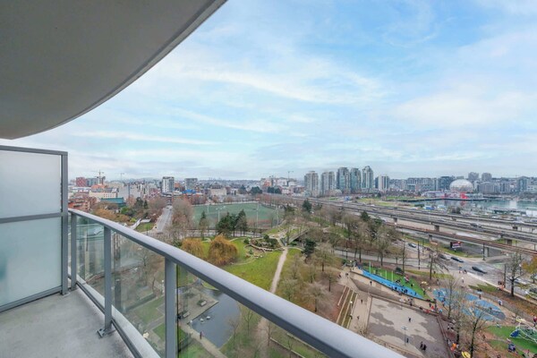 Modern Condo With Pool, Sauna & Jacuzzi In Central Location - North Vancouver
