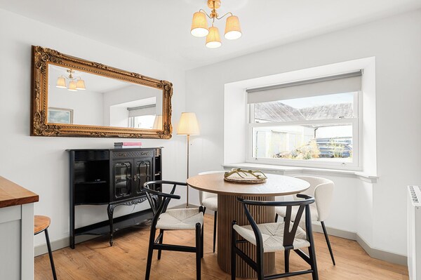 Luxury 2 Bedroom Cottage, With Private Courtyard And Garden. - Killin
