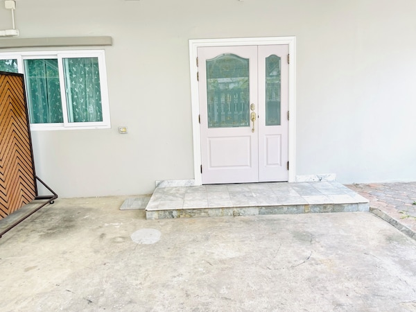 Spacious 4-bedroom Townhome In Beautiful Krung Thep Maha Nakhon With Wifi, Ac - Bangkok