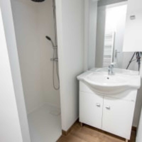 Appartement 6 Personnes Climatisé Type Famille 2 Chambres + Canapé Convertible Puy De Dôme 302 - Châtel-Guyon