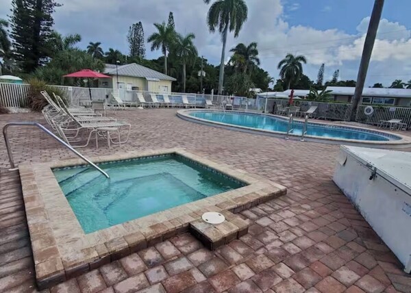 Cozy Mobile Home With Fitness Room, Wifi, Minutes From Fort Myers Beach - Sanibel Island, FL