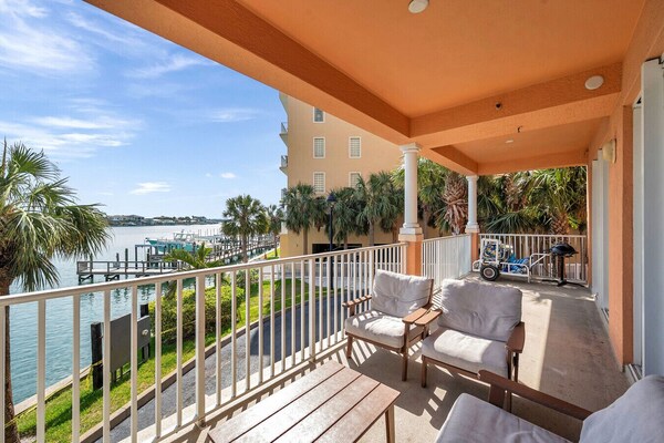 Over-sized 3 Bedroom Condo In The Heart Of Clearwater Beach - 