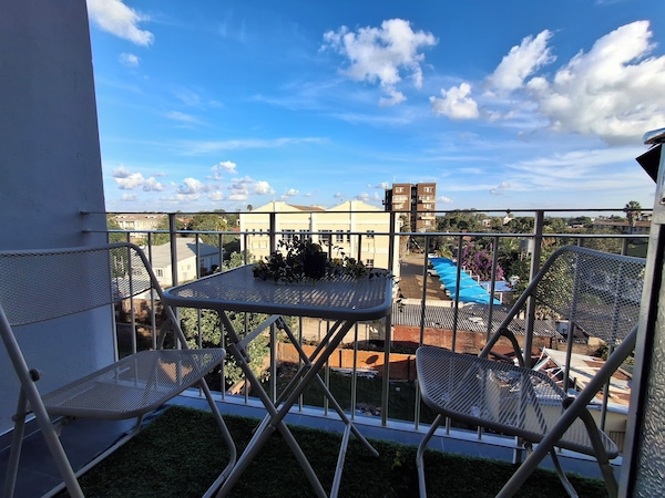 Twilight Terrace One-bed Apartment With A Balcony And Wifi In The Avenues - Harare