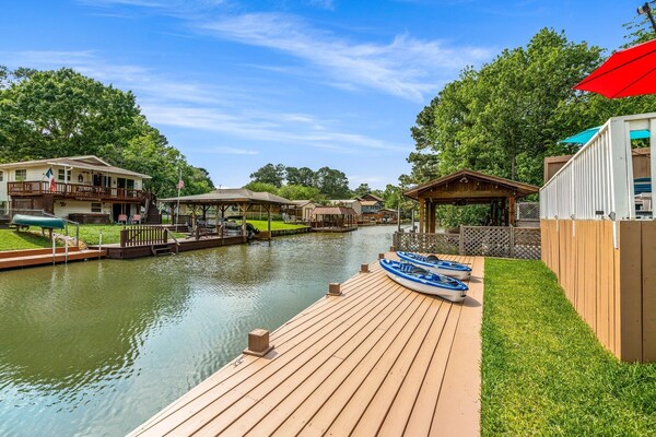 Lake Conroe Oasis W/dock, Covered Patio, Kayaks, Ping-pong, Games, & More! - Willis, TX