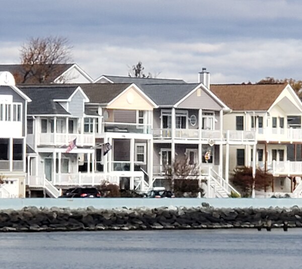 Your Perfect Waterfront Oasis Overlooking The Chesapeake Bay Awaits! - Chesapeake Beach, MD