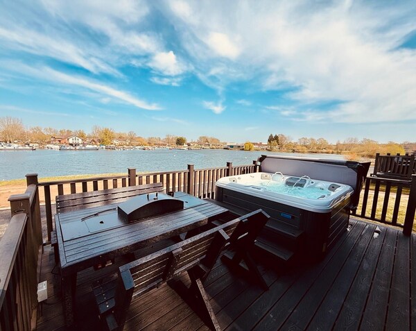 Azure Horizons Retreat Hot Tub Glamping Pod Pf 9 - Northampton, UK
