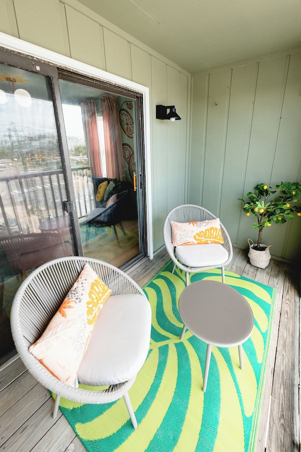 Coastal Retro W/ Ocean Peek...walk To Beach + Pool - Carolina Beach State Park, Carolina Beach