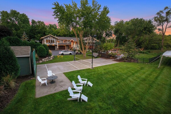 Private Grand Lodge With Pool, Lake & Pickleball Courts - Eden Prairie, MN
