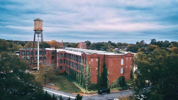 Cozy Mill Loft W/ 2 King Beds, Gym & Pool - Spartanburg, SC