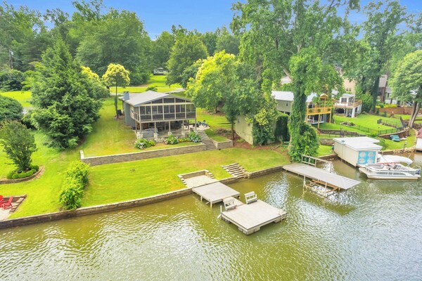 3/2 Lake Front - Hot Tub - 2 King Beds - Sleeps 8 - Greer, SC