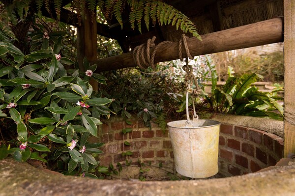 Historical, Grade Ii Listed Thatched Cottage Near Beach - With Log Burner! - Arundel