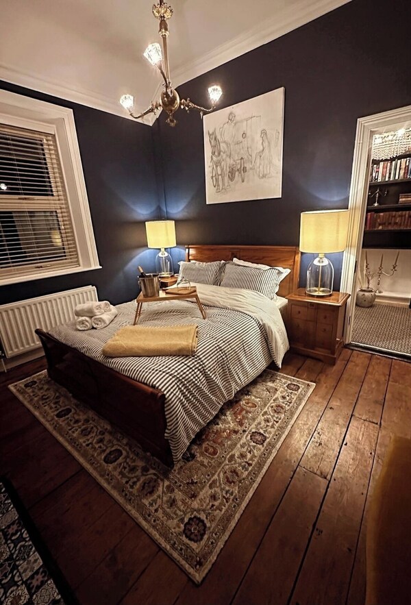 Blue Room @ The Royal Lodge Dublin - Dublin