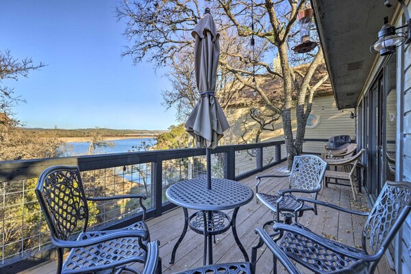 Lakefront Home: Hot Tub And Game Room - Spicewood, TX
