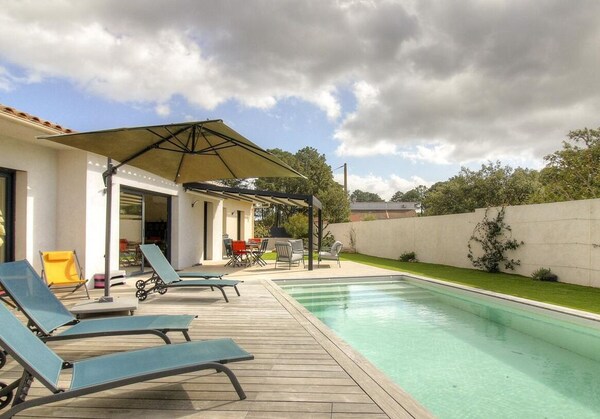 3-bedroom Air-conditioned Villa With Pool - Lecci