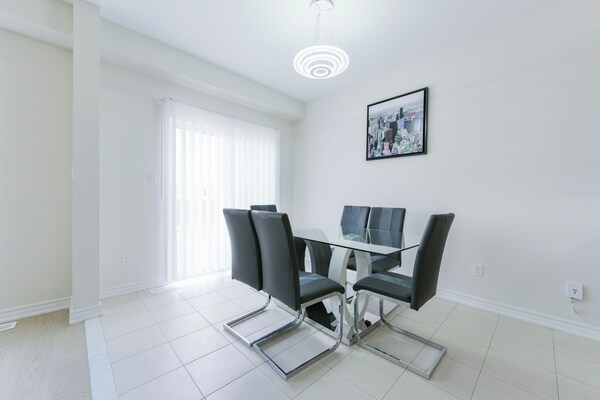 Spacious 4-bedroom Detached House For 10 Guests Near Falls, Thorold - St. Catharines
