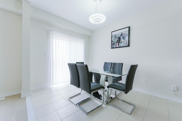 Spacious 4-bedroom Detached House For 10 Guests Near Falls, Thorold - St. Catharines