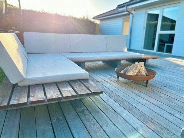Elegant Family Villa With Large Wooden Terrace & Fenced Garden - Odense