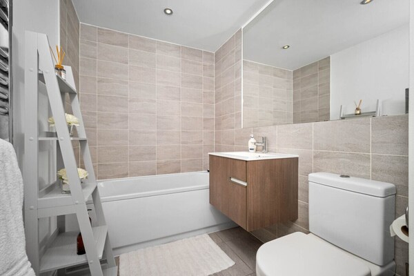 Luxury 2 Bedroom Apt - Balcony - Villa Park