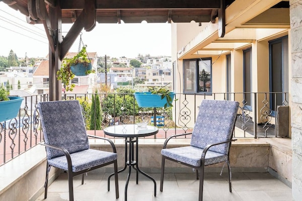 Charming 3-bedroom Home In Heart Of Daliyat Al-karmel. Park & Walk Everywhere - Israel