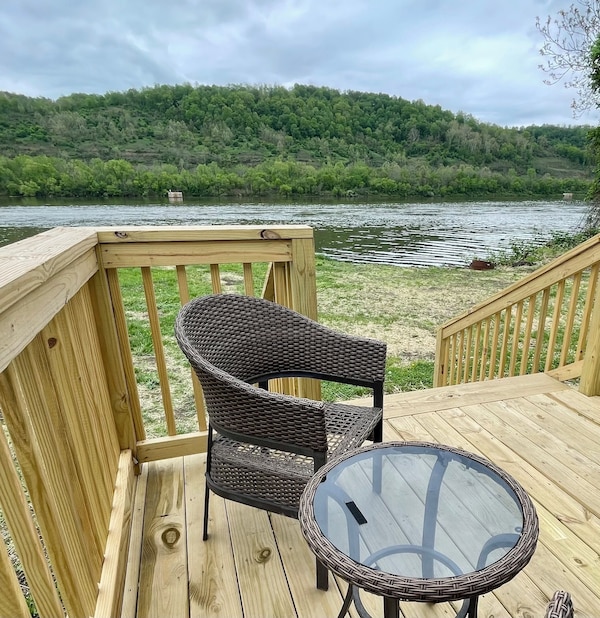 Charming 2-bedroom Riverfront Retreat Backs Up To The Ohio River-tiltonsville Oh - Oglebay Resort, WV
