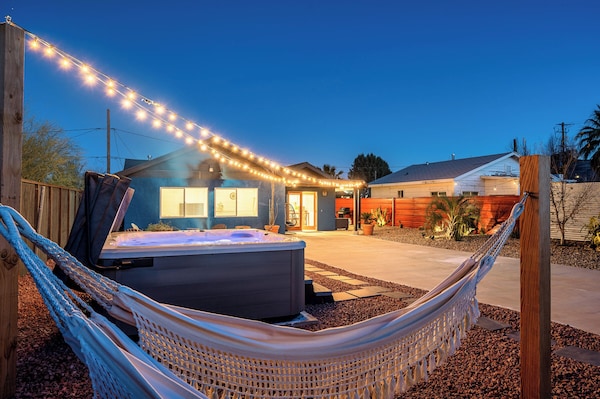 Golden Hour Retreat  Serene Stay Near Joshua Tree 8 People Comfortable - Joshua Tree, CA