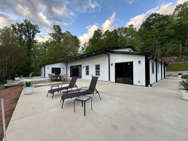 Rippling Waters! 3 Bd 2.5 Ba Riverfront Home, 8 Min. From Airport.  Sleeps 11. - Hendersonville, NC