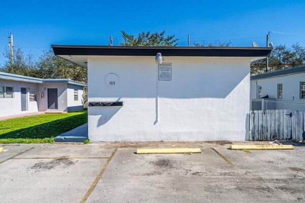 Relaxed Vibe, Near Beach, Parking & Fast Wi-fi - Dania Beach, FL