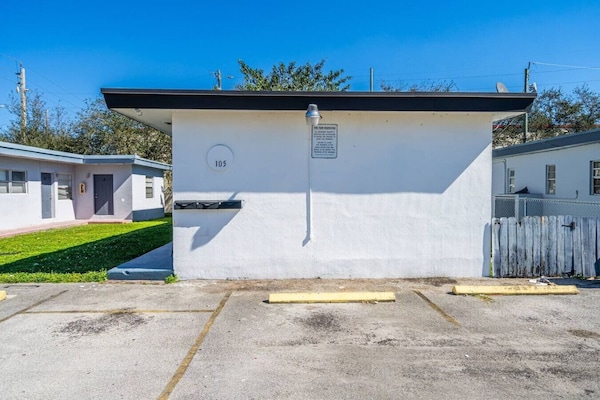 Relaxed Vibe, Near Beach, Parking & Fast Wi-fi - Dania Beach, FL