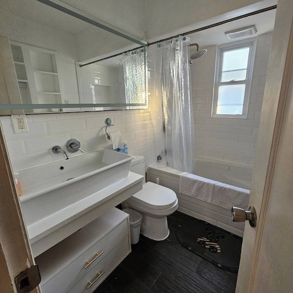 Quiet & Quaint 2 Bedroom 1 Bath With Yard - Fort Lee, NJ