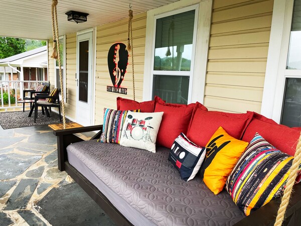 Hard Rock Haus: Pet-friendly 2-bed Bungalow Just A Rollin Stone From Helen! - Helen, GA