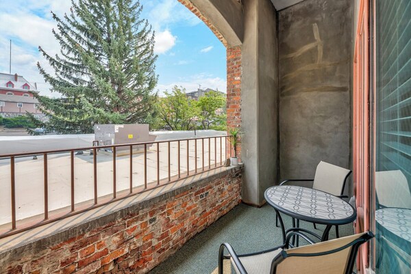 Stay Cozy In Downtown Helena  Your Home Base Awaits - Helena, MT