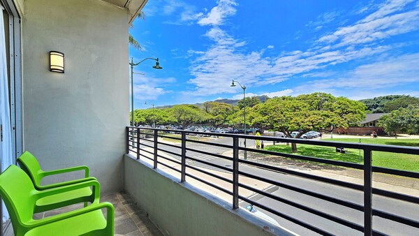 Waikiki Grand Hotel® 214-2025 Remodel Energetic Queen Studio W/lanai Sleeps 2 - Kailua, HI