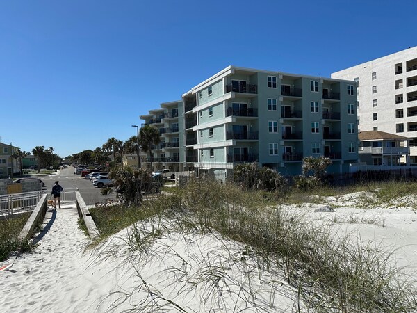 Welcome To Sandpiper Beachfront Condo. Cozy 1-bed In Jax Beach, Perfect For Couples! Pet-friendly! - Jacksonville Beach, FL