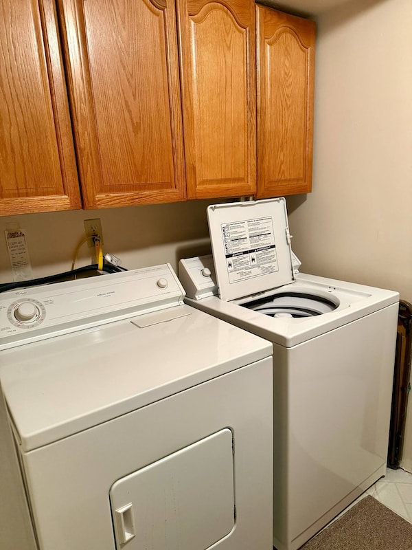 West Yellowstone/intown Condo. Snowmobiling Directly From Front Door. Hiking - West Yellowstone, MT