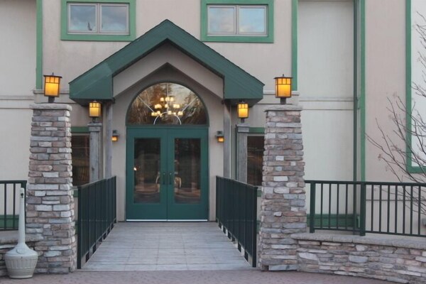Amazing Lake Views, Studio, 2 Queen Beds & Pools - Two Harbors, MN