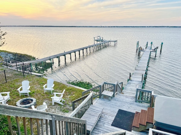 Sandy Beaches-soundfront/hot Tub/boatlift/pets Ok - Emerald Isle, NC