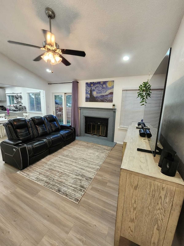 Cozy 2 Bedroom In Round Rock, King Bed, Kalahari And Close To The Downtown - Pflugerville, TX