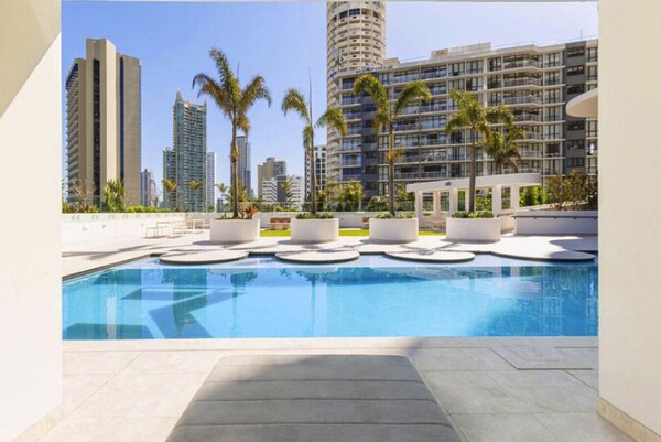 Brand New Beachfront 71f Skyhome 3br Ocean Coastal View With Parking, Pool And Gym - Surfers Paradise