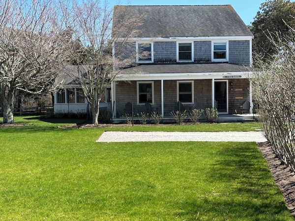 Beautiful Home With Oversized Pool And Hot Tub, Spacious Yard, Walk To Beach - 南塔克特