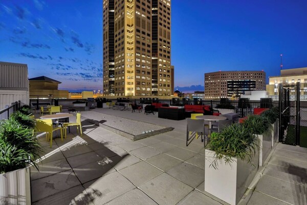 Sky Condo - 13th Floor 2br/1ba In Central Downtown - Drake University, Des Moines