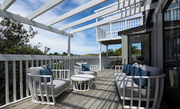 Hamptons-style Beach House  Relax Between Two Shores - Mangōnui