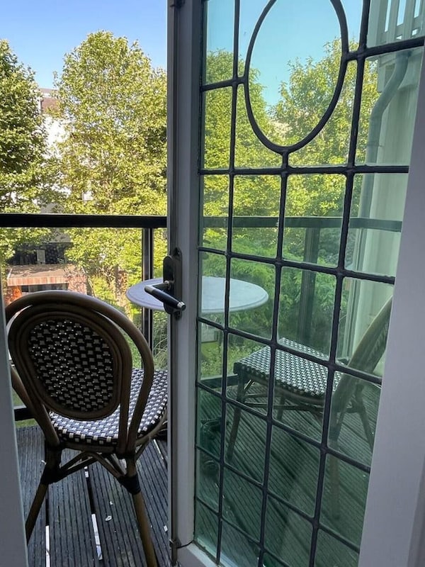 Elegant 2-bedroom Apartment With Amstel River Views | Central Amsterdam Retreat - Ámsterdam